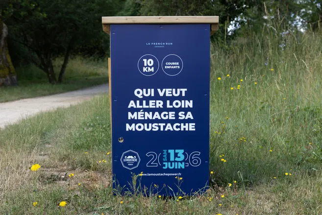 Aux couleurs de La moustache, le long du sentier du Ver-Vert.NEVERS 10 ...