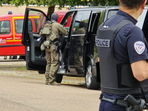 Le Raid est intervenu à Auxerre après des tirs en pleine rue - L’Écho ...