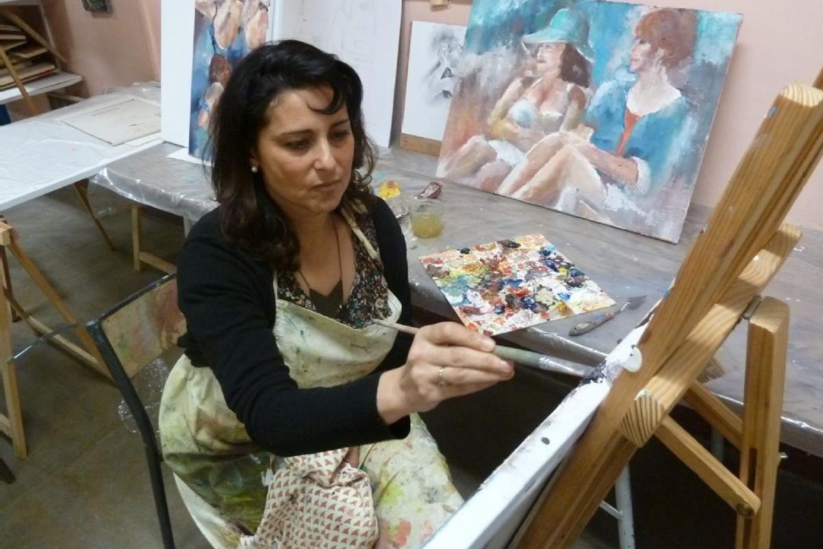 L’artiste Yaël peint des toiles colorées qui représentent des femmes en ...