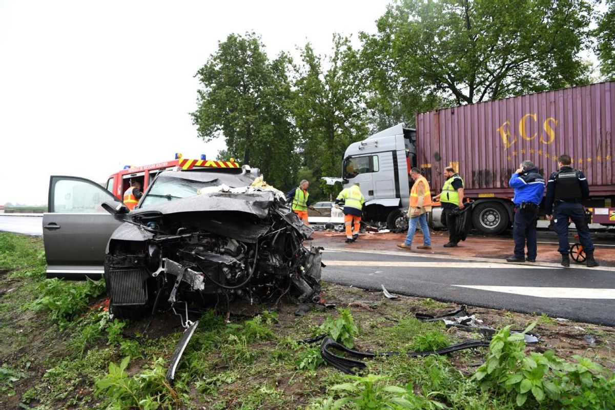 Collision entre une voiture et un poids lourd sur la RN7 à Trévol (Allier) : une personne ...