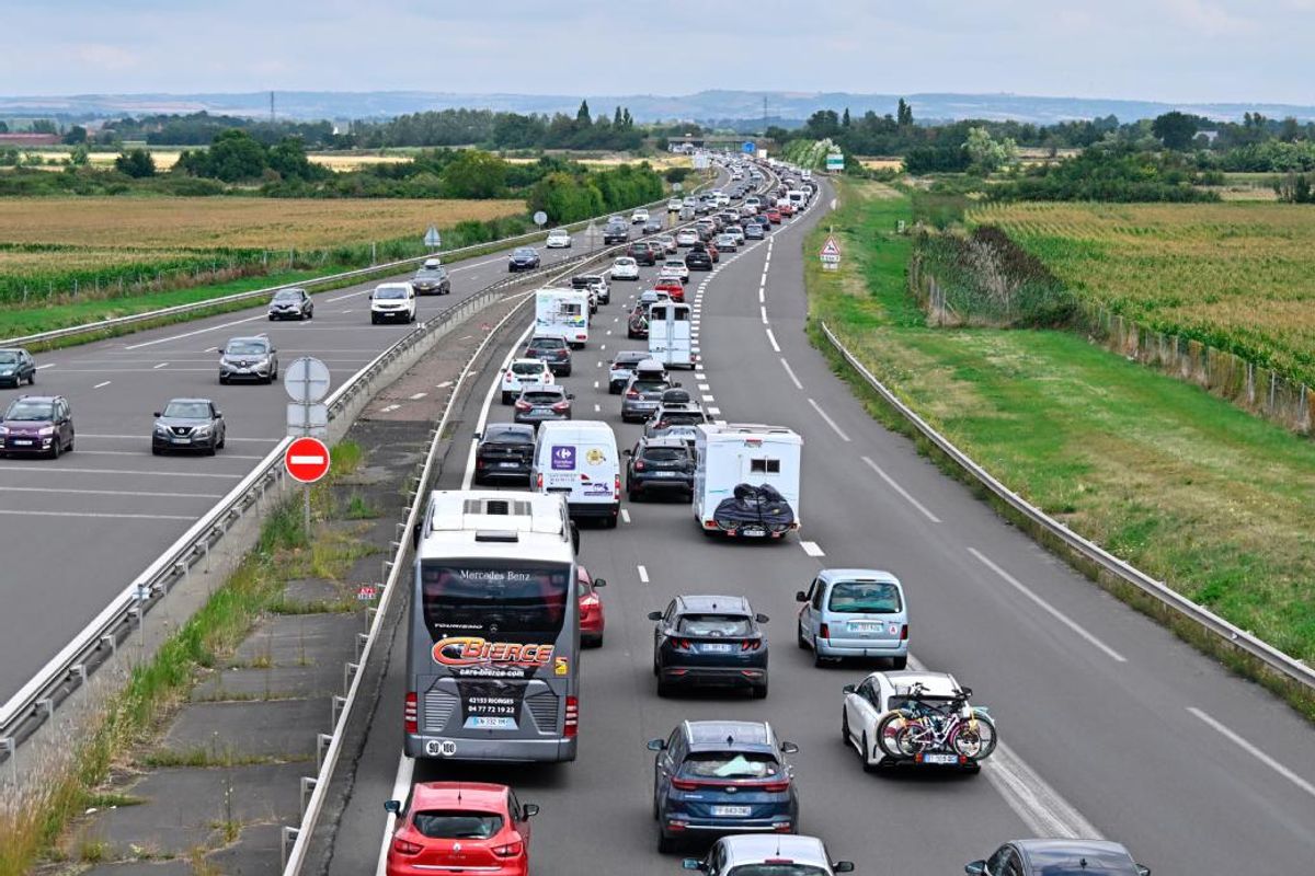 Plusieurs kilomètres de bouchon sur l'A77 au niveau de Cosne-sur-Loire ...