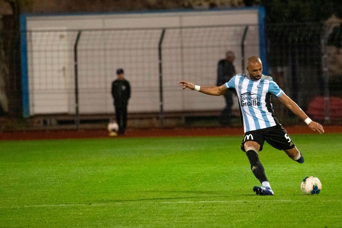 Joachim Ichane, lancé à Laval s'est épanoui ensuite au Puy Foot - La ...