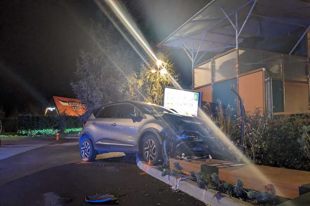 Deux voitures entrent en collision sur le parking d'Intermarché à ...