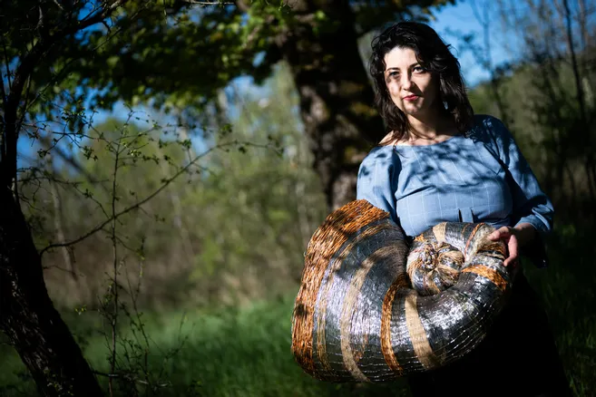 Chloé Saksik, artiste plasticienne nivernaise, glane sur les chemins la ...