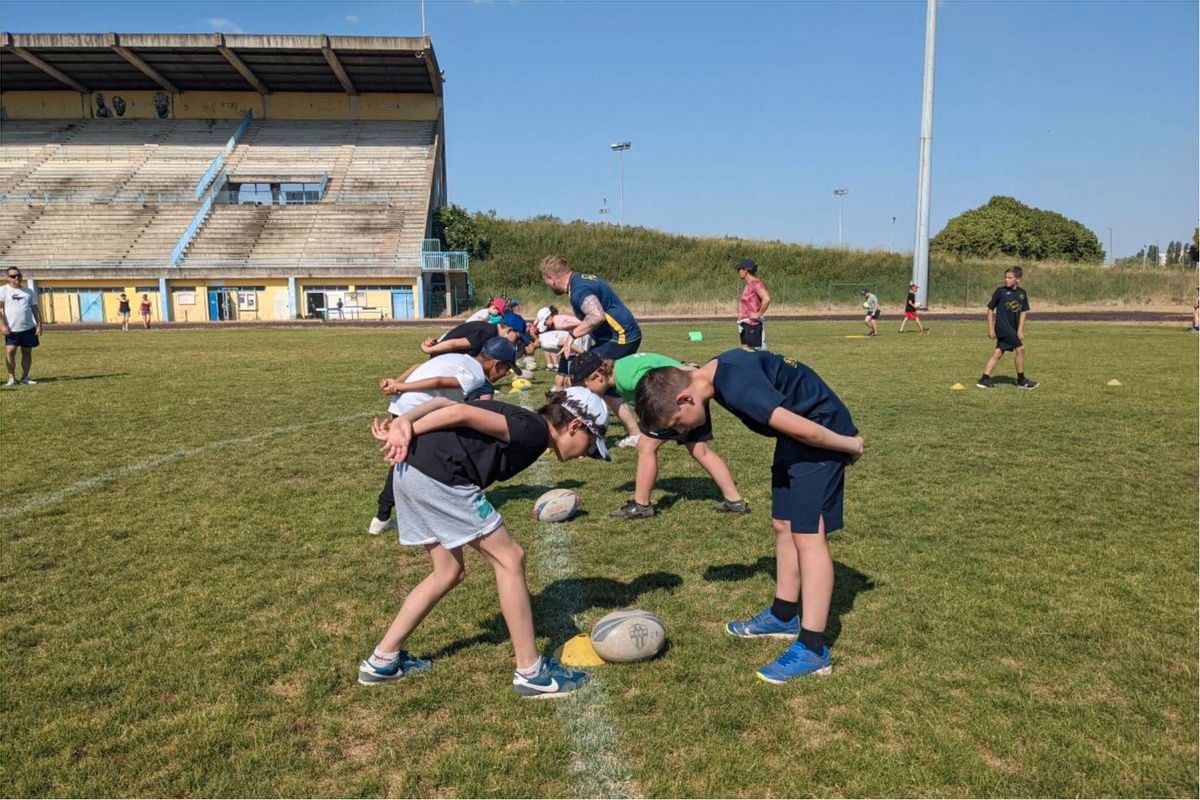 200 écoliers de Nevers et des environs ont testé le foot, le rugby et ...