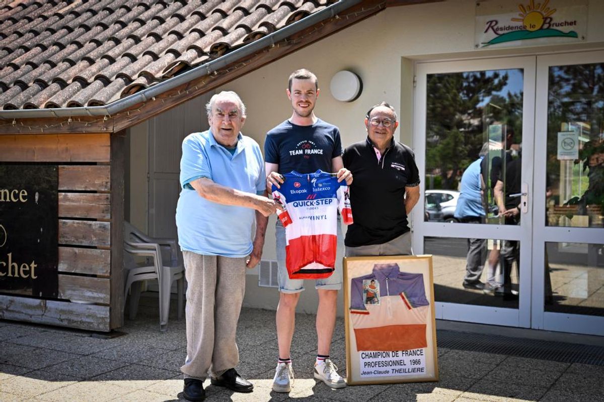 Raphaël Géminiani, Jean-Claude Theillière et Rémi Cavagna échangent ...