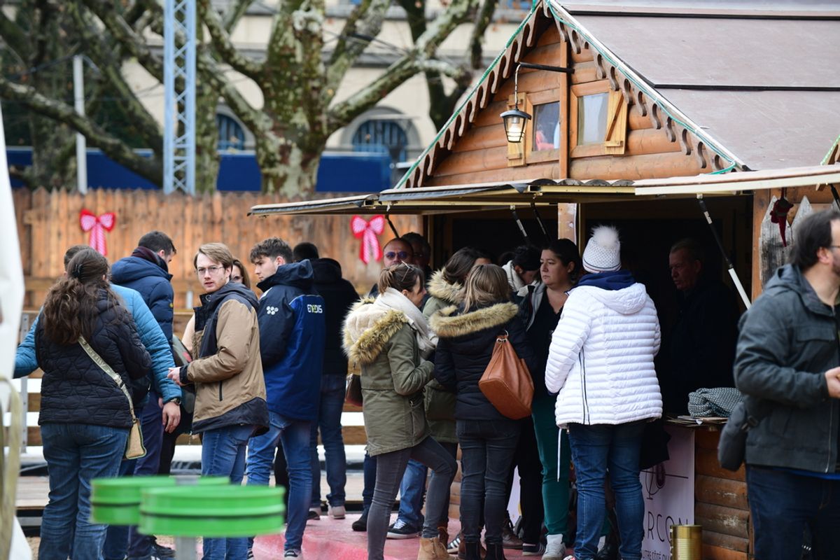 Fondue, raclette, bretzel ou poutine, le marché de Noël du Puy-en-Velay ...