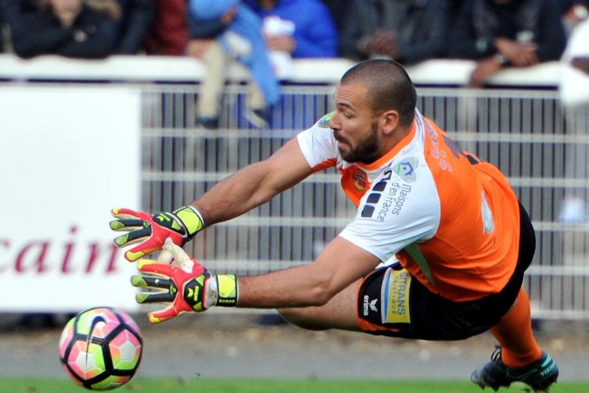 Nicolas Cousin, relégué sur le banc du FC Chartres, pour la première ...