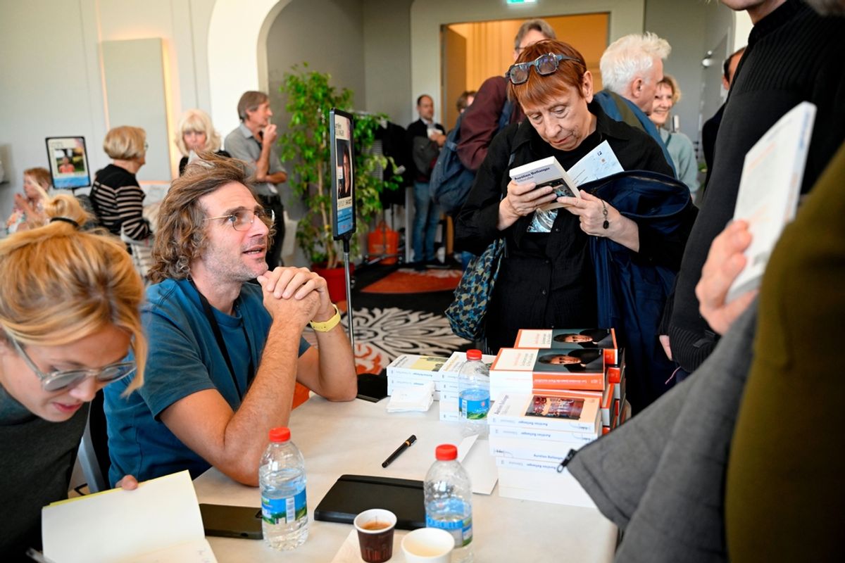L'écrivain Aurélien Bellanger dédicace son roman les Derniers jours du ...