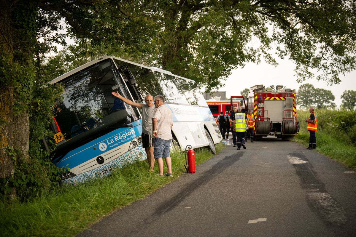 Un autocar transportant des enfants finit sa course dans le fossé dans l'Allier, une fillette ...