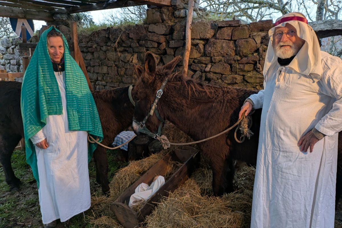 Cette crèche vivante à voir absolument dans les ruines d'un château en ...