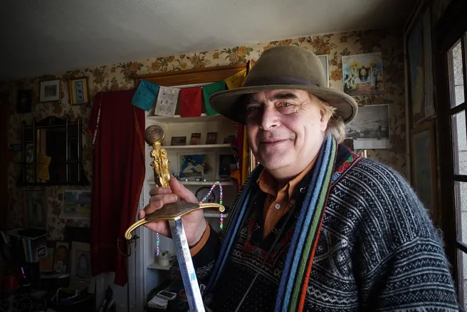 Un Canadien crée un musée de la paix en Creuse dans sa maison pleine de ...