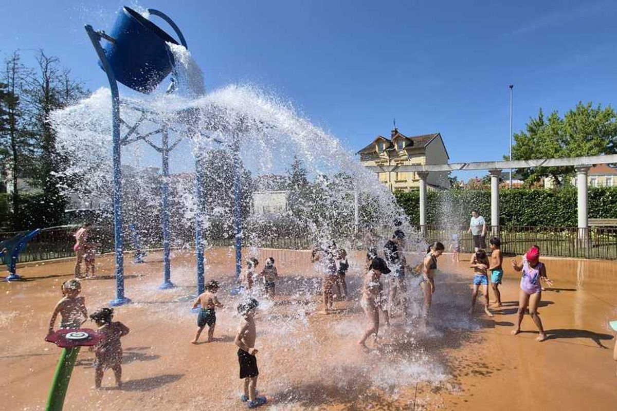 Chaleur écrasante : les jeux d'eau du parc Bécot ouvrent plus tôt que ...