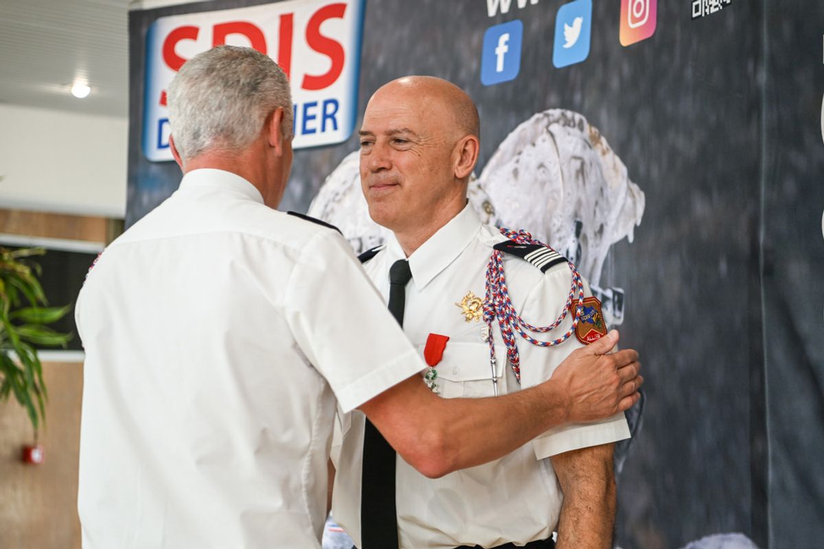 Les insignes de chevalier de la Légion d'Honneur remis au colonel Sansa ...