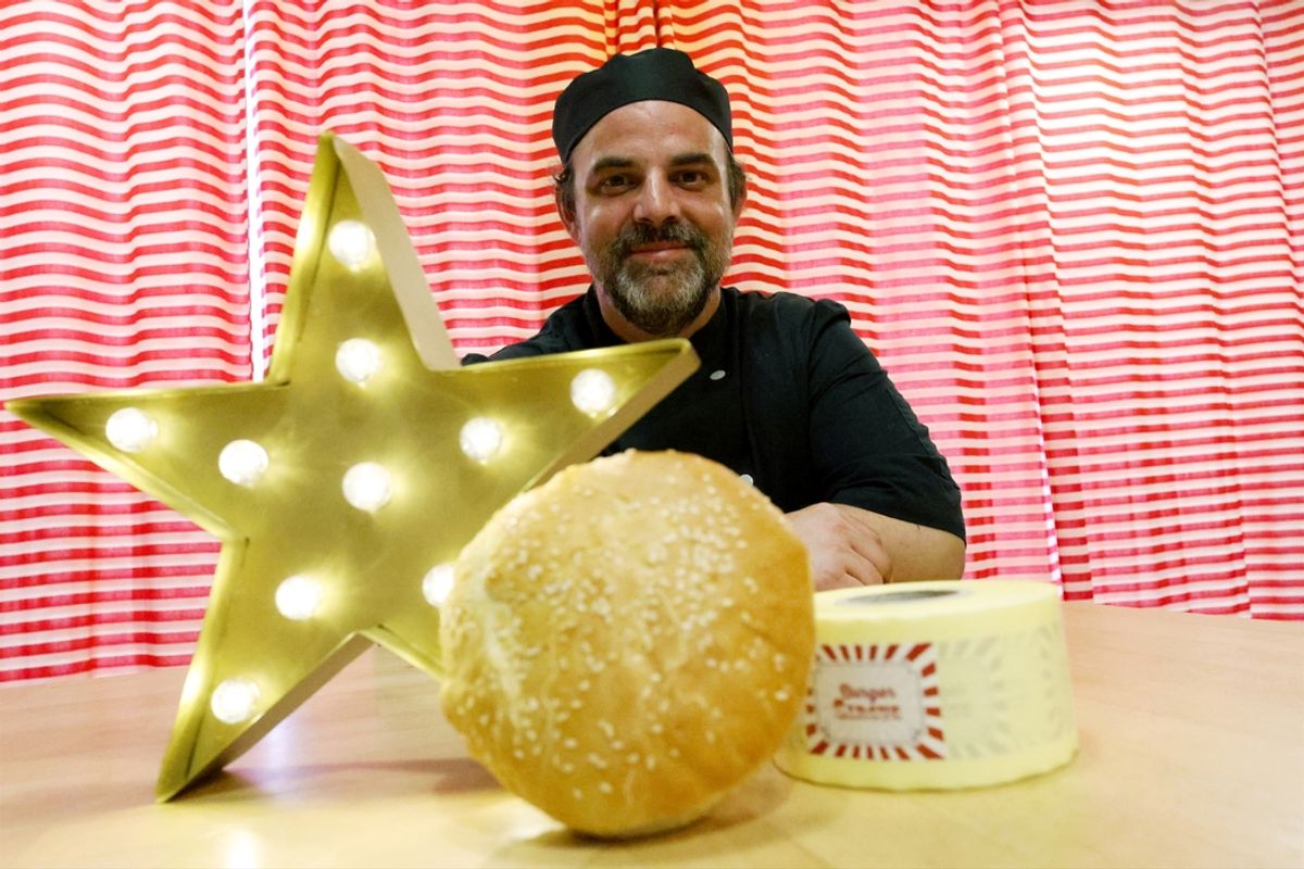 CHARLIEU. Burger Circus : lever de rideau et entrée en piste de Mickaël ...