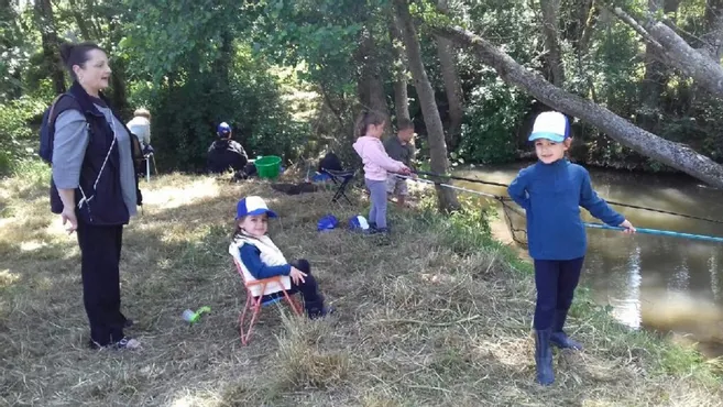 Au Gué des îles, bordant la Vrille, la Fête de la pêche était organisée ...