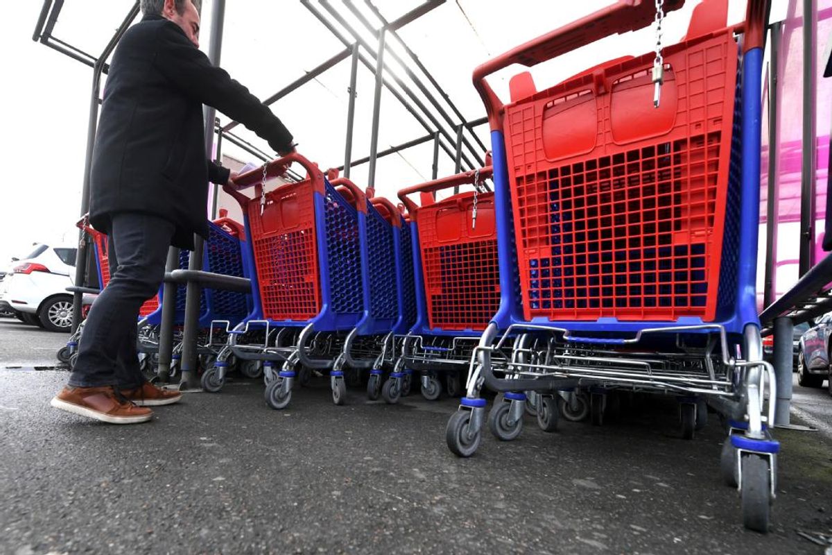 Il se fait passer pour un employé et tente de dérober deux chariots ...