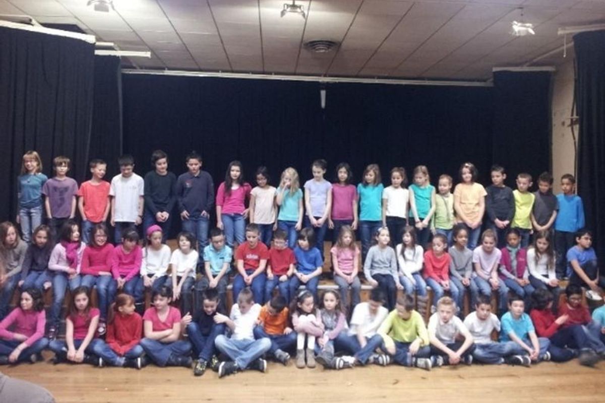 AMPLEPUIS. Les classes en 4 préparent la fête d’avril - Le Pays Roannais