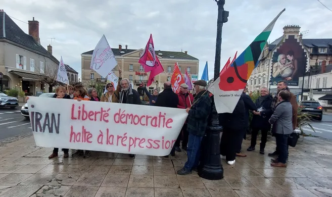 "Liberté, démocratie, halte à la répression" : en soutien au peuple ...