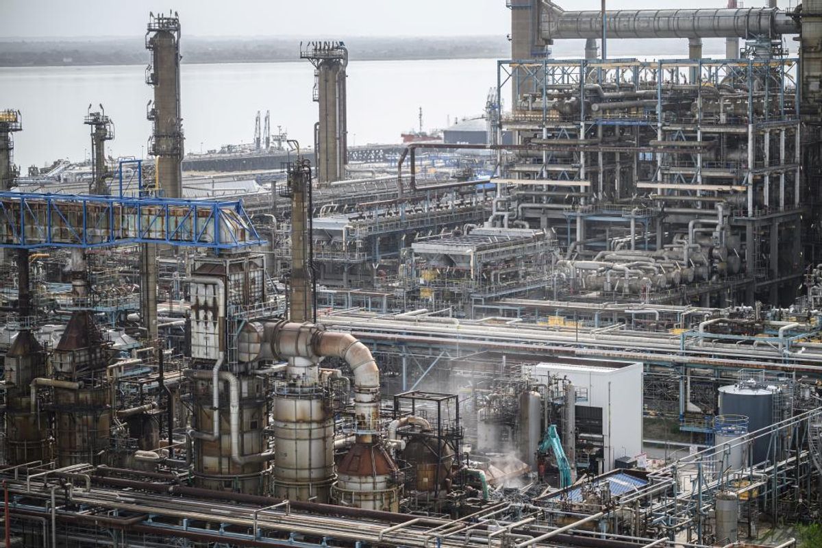 La Loire polluée après une fuite de pétrole depuis une raffinerie de ...