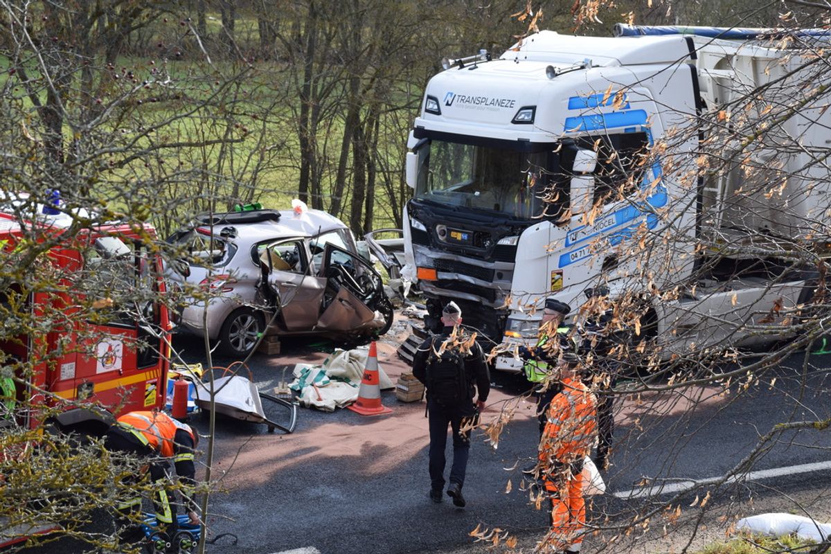 Deux morts dans un accident entre une voiture et un poids lourd sur la RN 122 dans le Cantal ...
