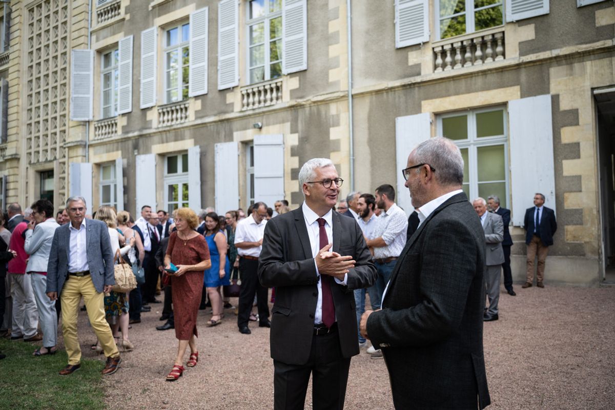 Dans les jardins de la préfecture de Nevers, le préfet Daniel Barnier a ...