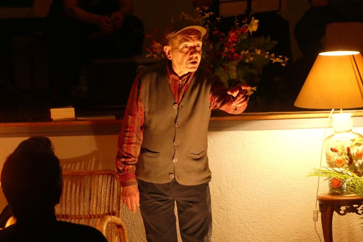 Jean-Claude Bray sur scène avec le groupe des Trad’Malou - La Montagne