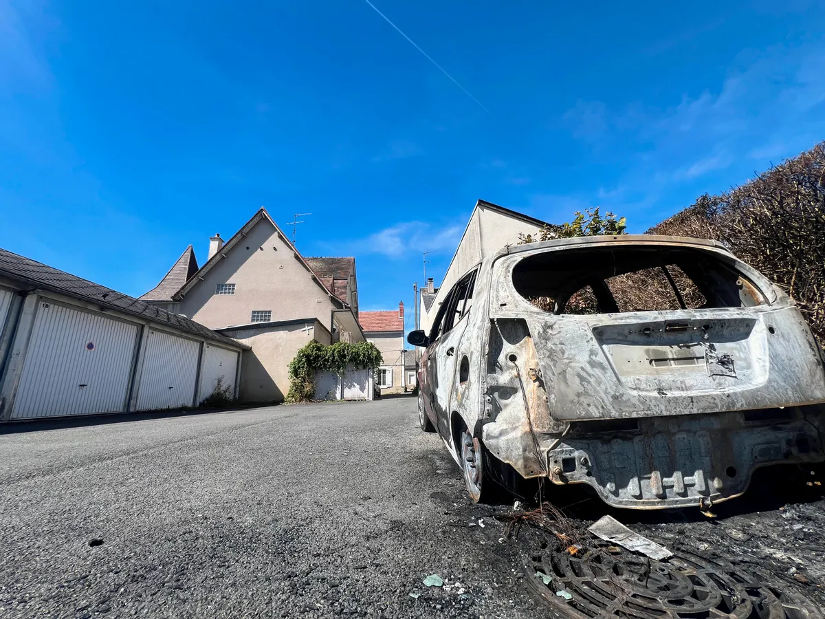 Deux voitures ravagées par les flammes, à Bourges, ce vendredi soir ...