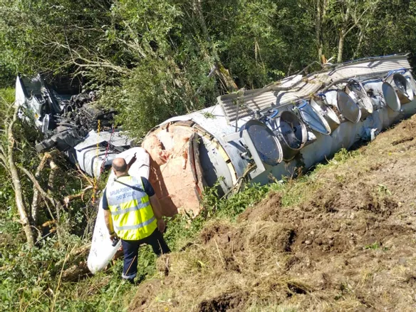 Un camion transportant 25.000 litres de lait se renverse dans le Cantal ...