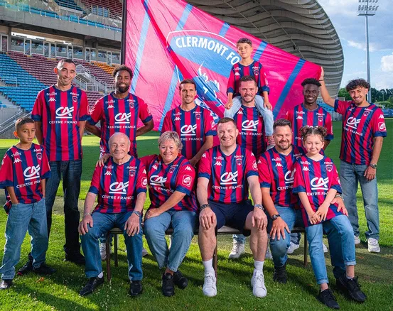 Ligue 2 : le Clermont Foot dévoile son nouveau maillot domicile pour la ...