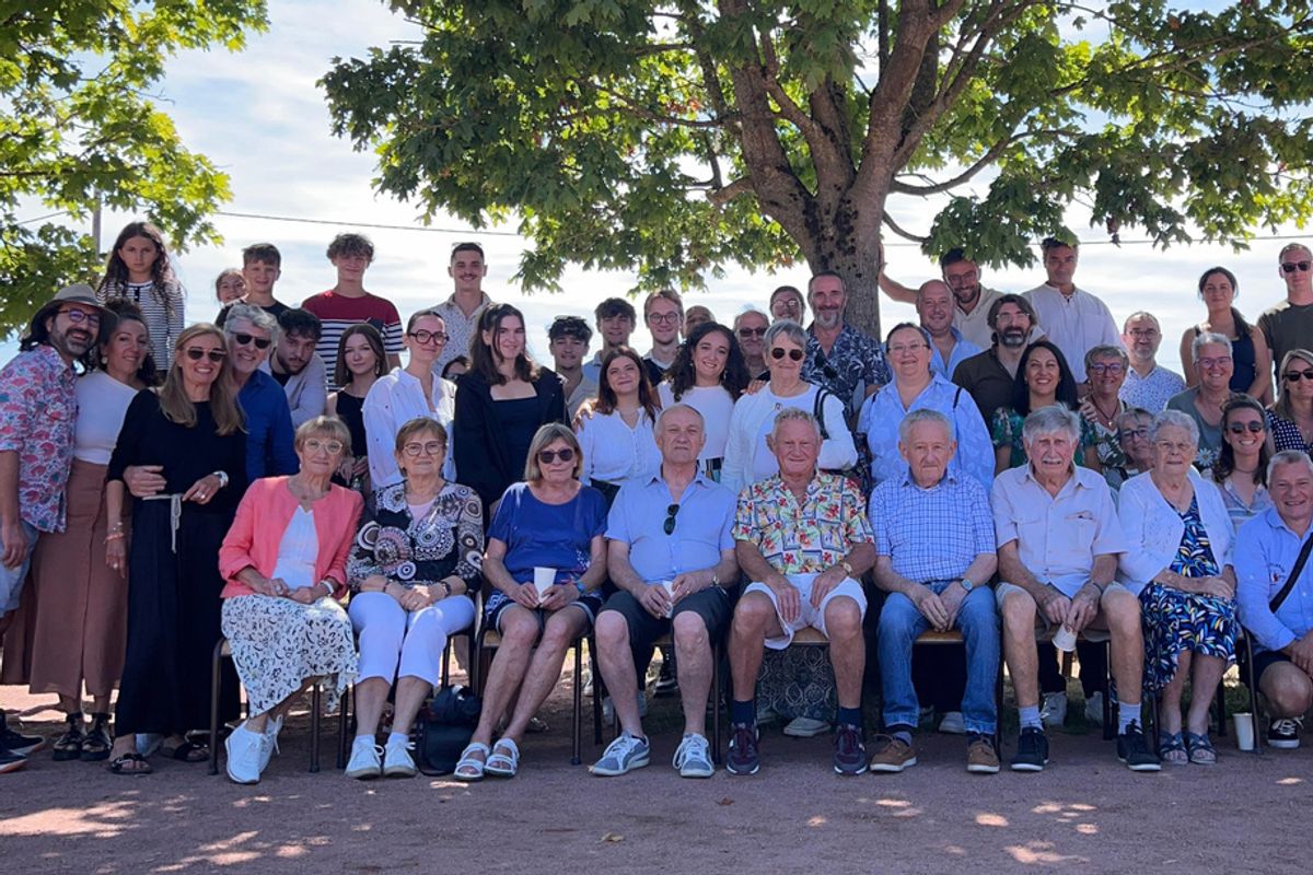 La famille Dumont réunie sur ses terres - Le Pays Roannais