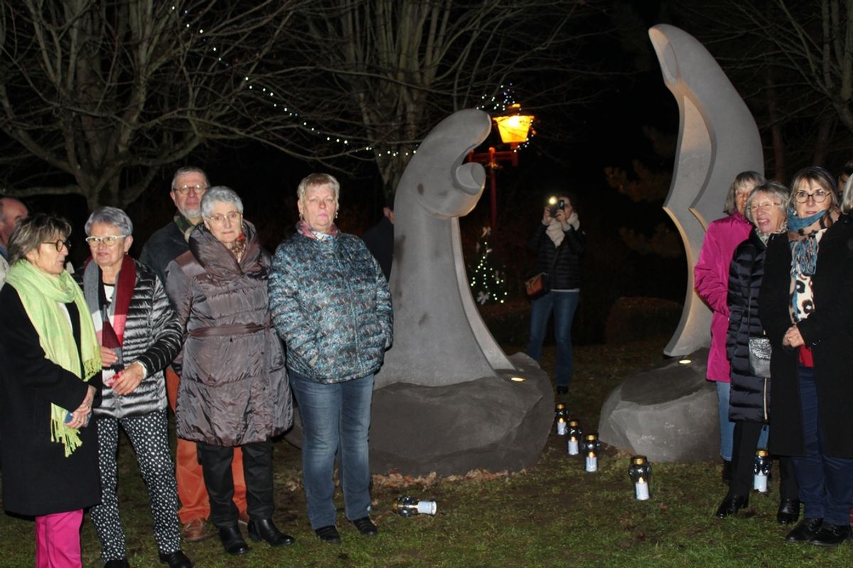 LANDOGNE. Une crèche en lave de Volvic - La Montagne