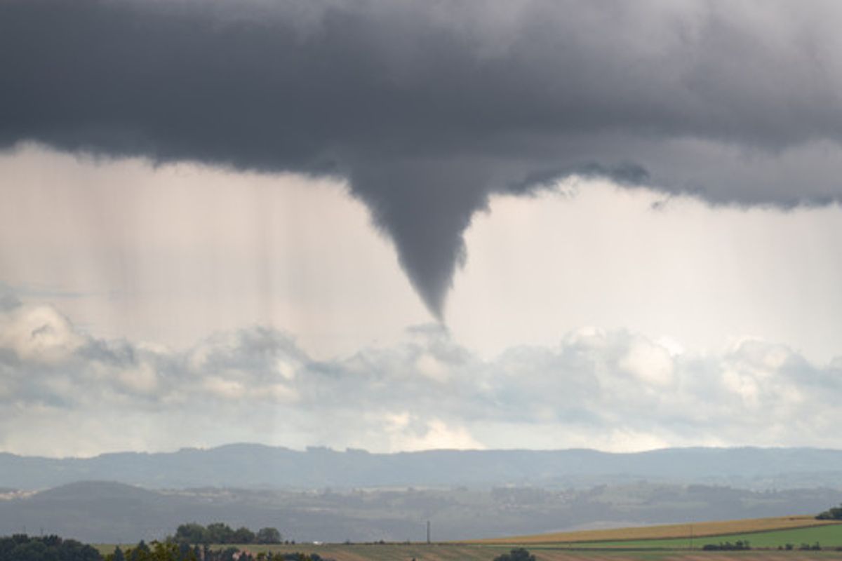 "Relativement impressionnant" : un chasseur d'orages filme un tuba, un ...