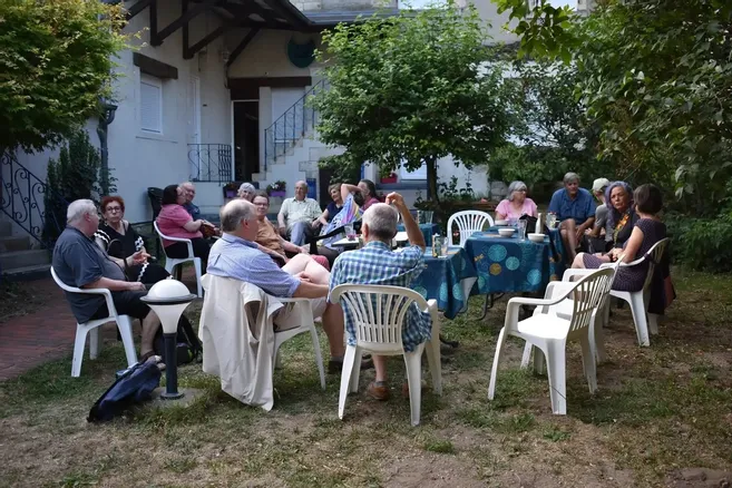 Une petite pause bienvenue entre l’assemblée générale et le repas qui a ...