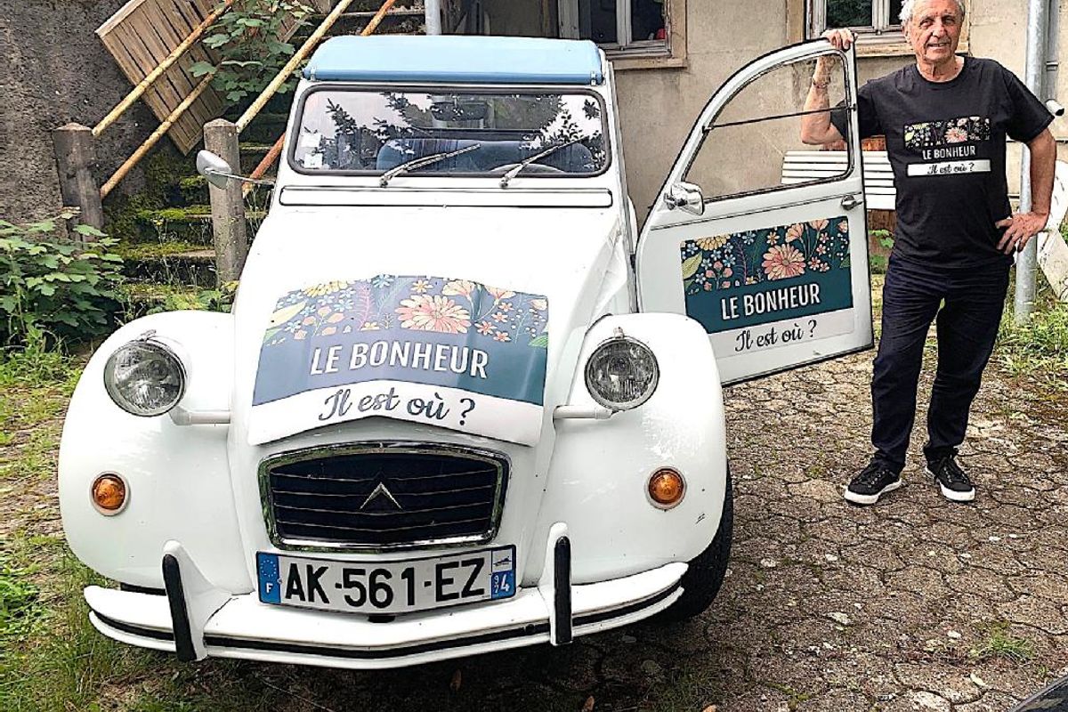 Au volant de sa belle 2CV blanche, il mène une drôle d'enquête sur les ...