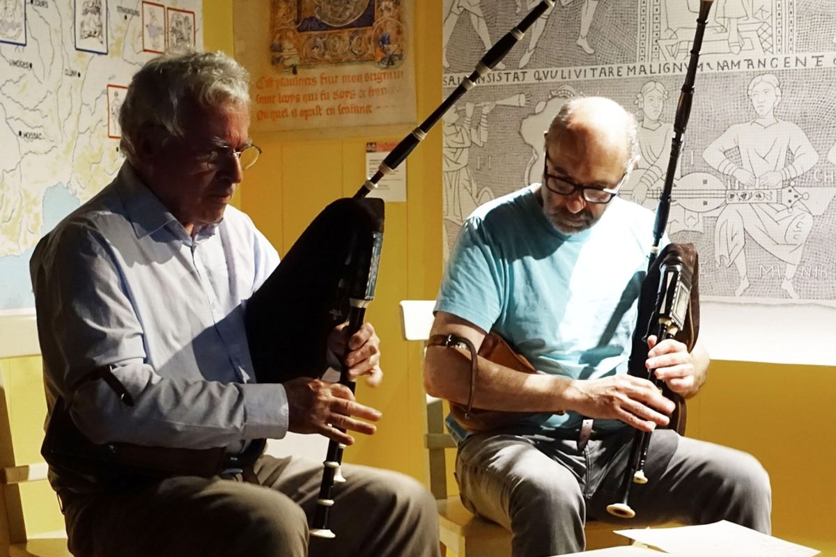 JENZAT. Des cornemuses à la Maison du luthier - La Montagne