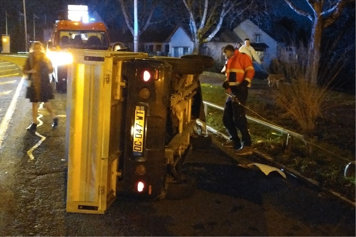 Voiturette sur le flanc, accident sur l'A77, vol dans un camion en ...