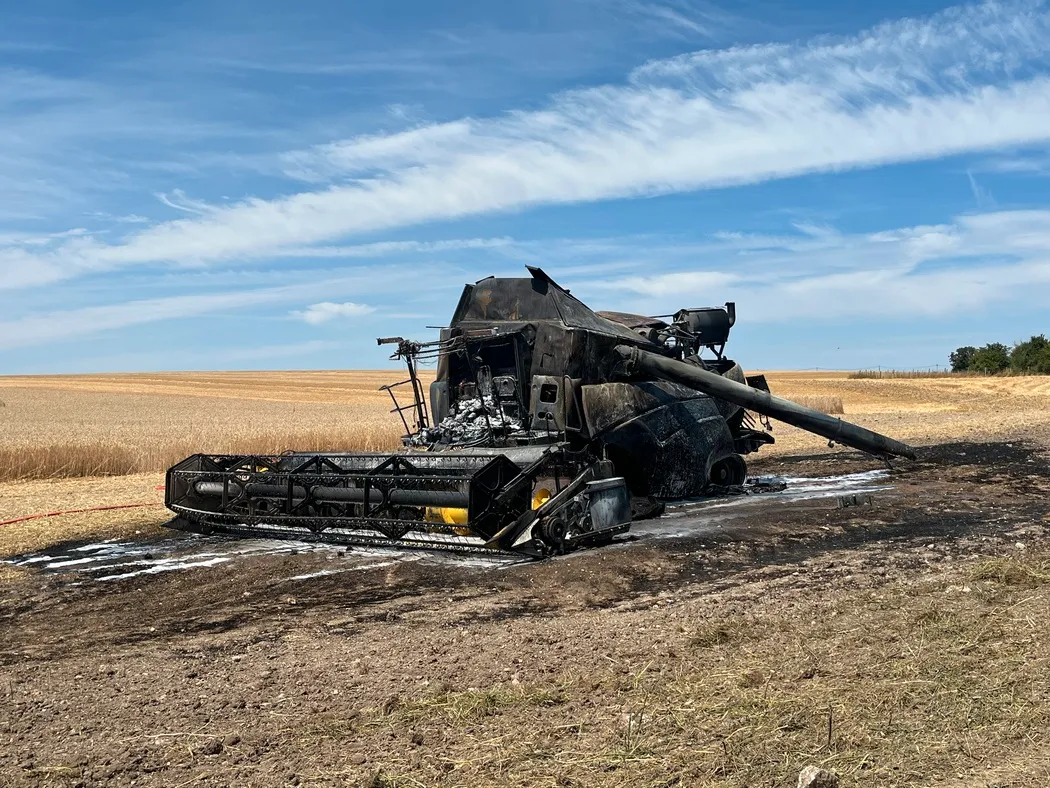 Une moissonneuse-batteuse prend feu en pleine moisson à Brinay - Le Berry Républicain