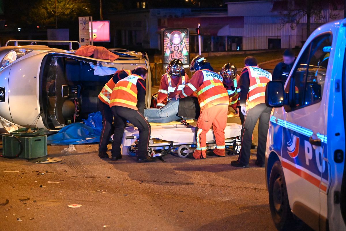 Choc violent : une voiture sur le flanc et un automobiliste en garde à ...