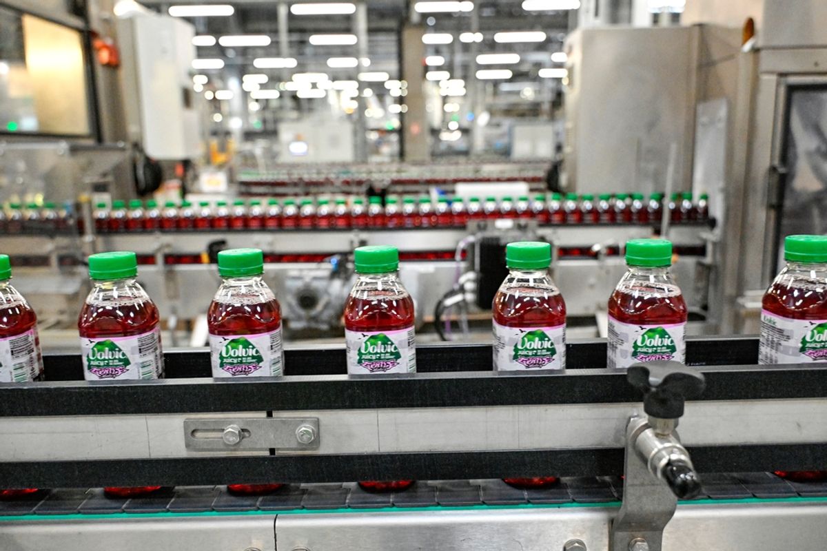 Des bouteilles à 100 % en PET recyclé sortent des lignes de l'usine de ...