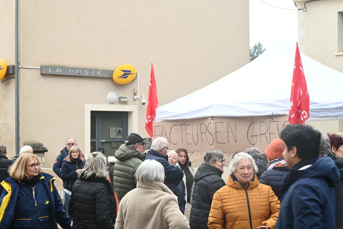 Les employés de La Poste en grève, à Léré, face à la réorganisation du ...
