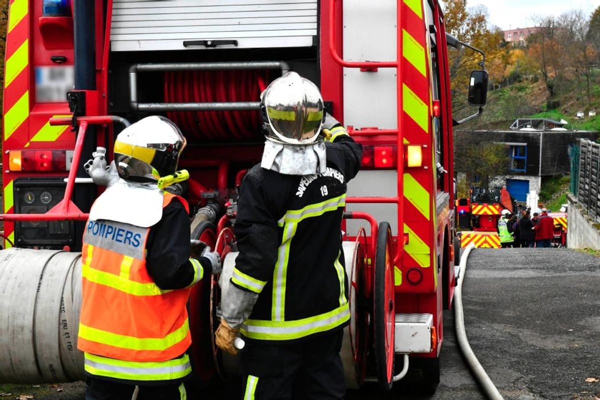 Un bâtiment de Bolloré Logistics contenant des batteries en feu près de ...