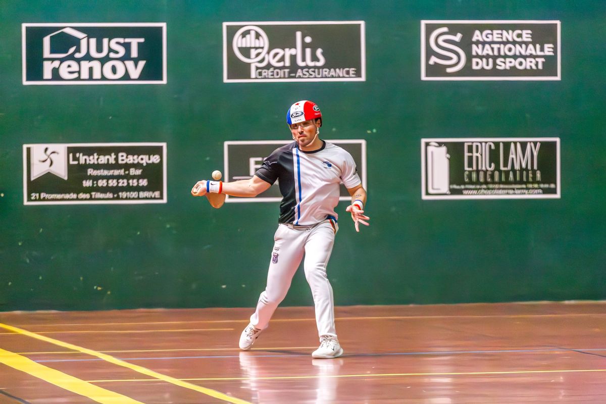 Pelote basque : ambiance de feria au fronton de Brive, en marge de CAB ...