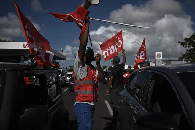 Tensions en Martinique : un accord signé pour baisser les prix de l ...