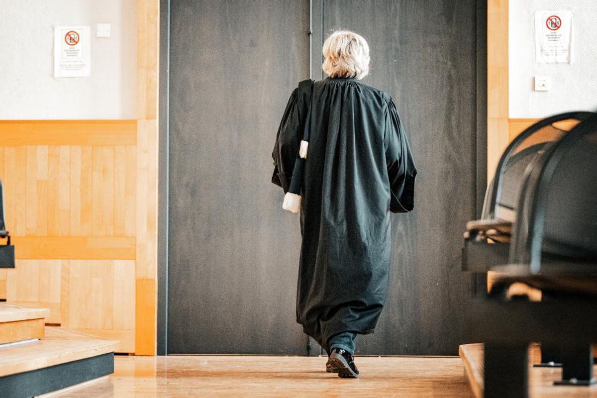 Après avoir été violent envers sa famille et dégradé leur maison, un quadragénaire condamné à ...