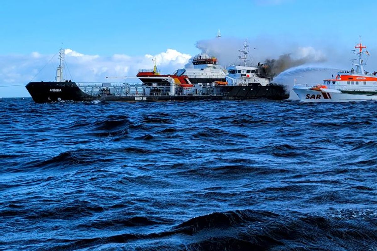 "La salle des machines continue de brûler" : un pétrolier en feu au ...