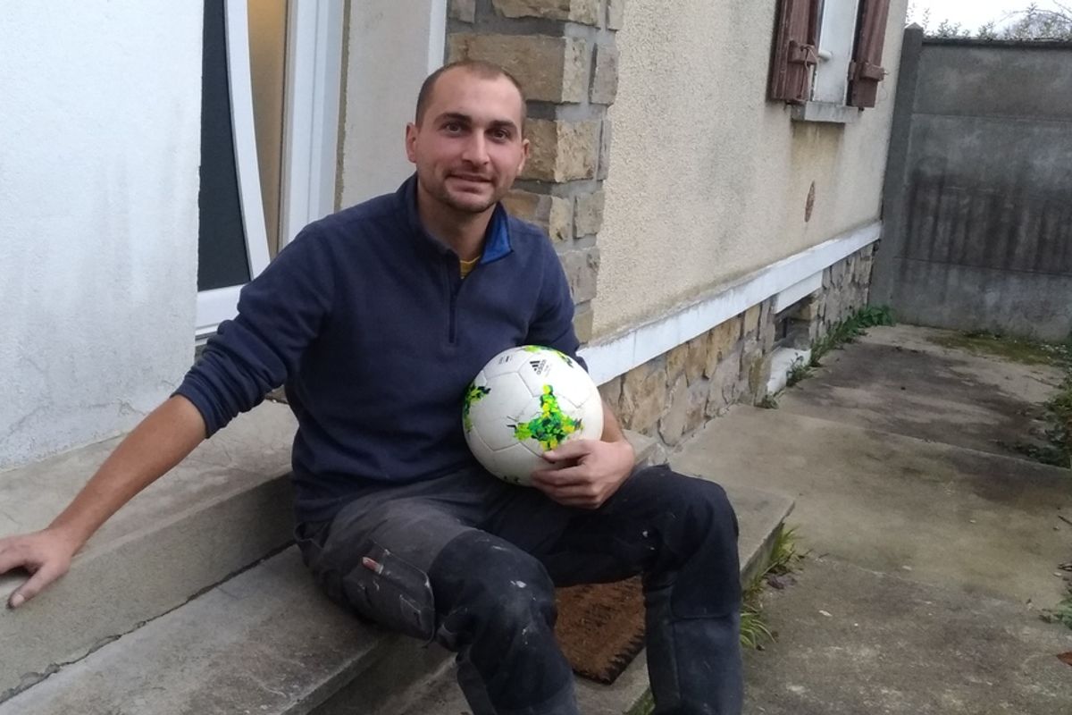 À Corbigny, Arnaud Spanoudakis dirige son entreprise de couverture et ...