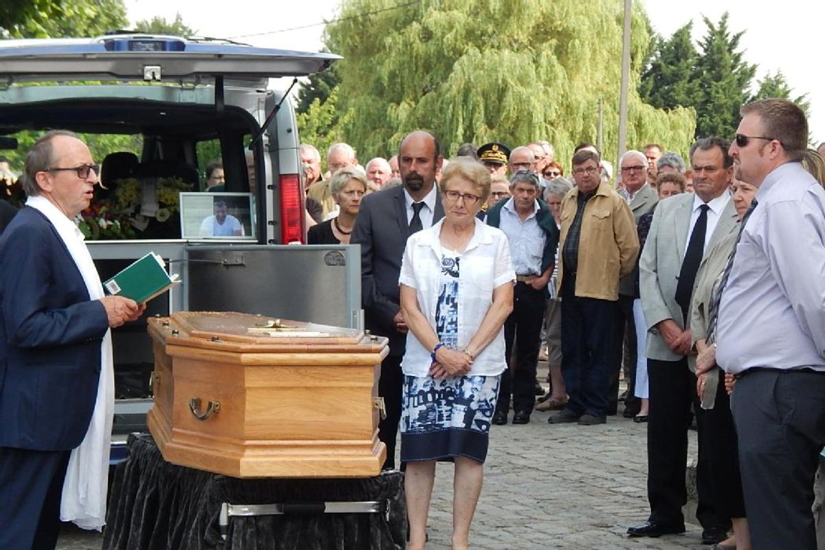 Une foule rassemblée à Nérondes en hommage à David Bonnet mort lors de ...