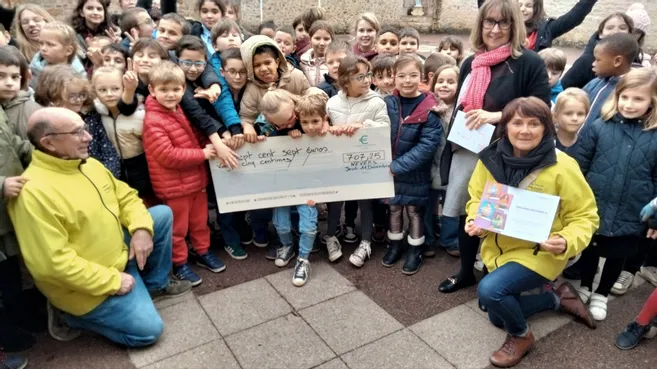 Remise de dons pour le Téléthon à l’école Sainte-Julitte - Le Journal ...