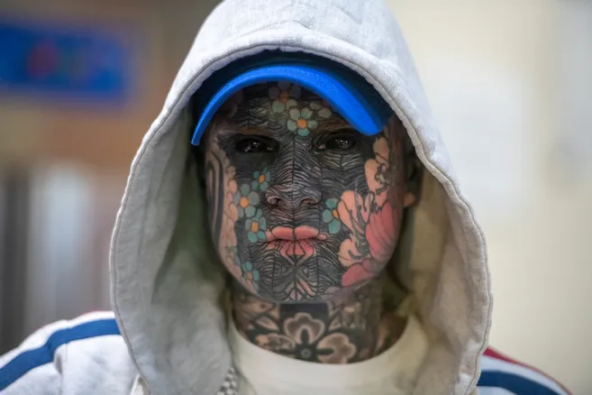 "Je ne m'arrêterai jamais de me tatouer" : Freaky Hoody livre son ...
